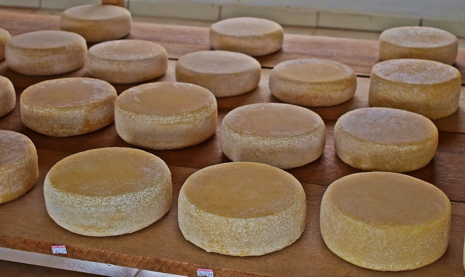 Artesanal X Industrial: Entenda As Diferenças Na Produção De Queijos Do ...